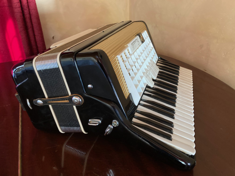 Scandalli M230/2 – 120 Bass Compact – Accordion Shop